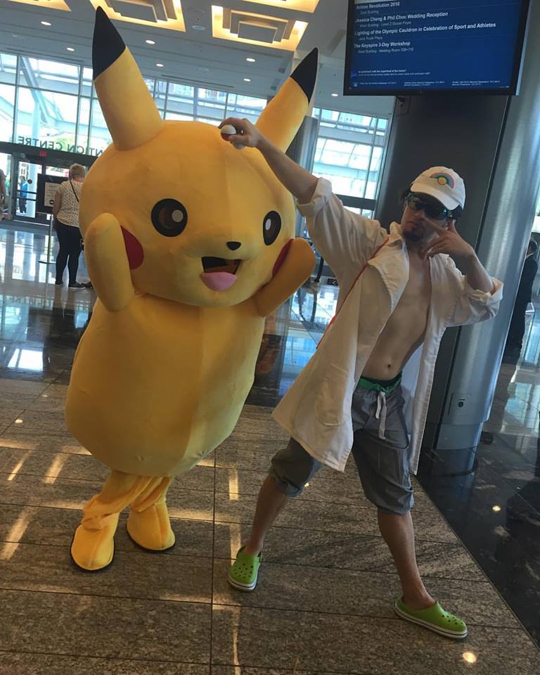 Pokemon Sun and Moon cosplay: Professor Kukui strikes a pose alongside ...