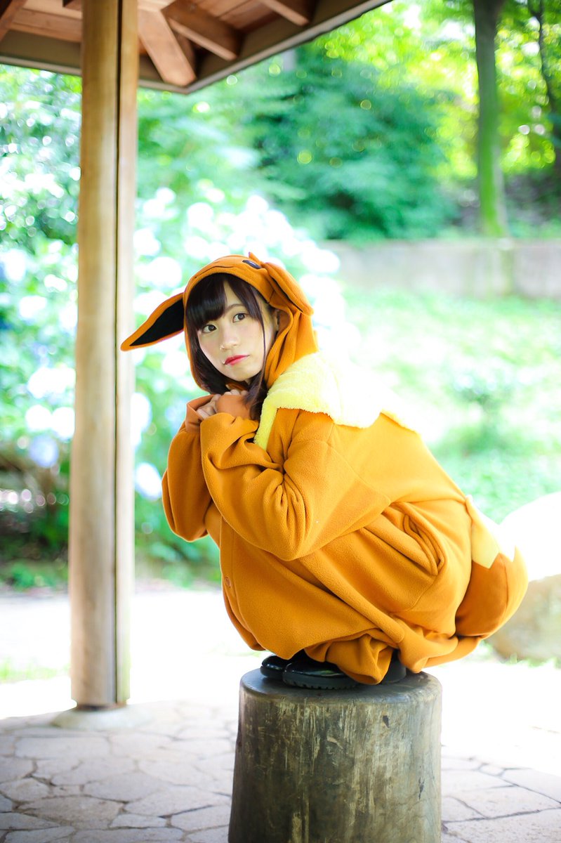 Pokémon cosplay: Eevee appears in the wild and poses for pictures ...